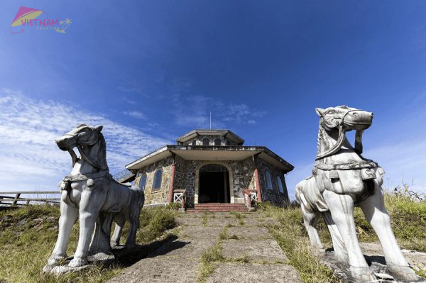 Hai Vong Dai Peak In Bach Ma National Park Hue - Vietnamvacation